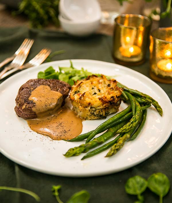 Oxfilé med cognacsås, gröna bönor, sparris och potatiskaka - Vinston